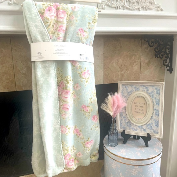 Laura Ashley | Bedding | Laura Ashley Oversized Reversible Throw Floral ...